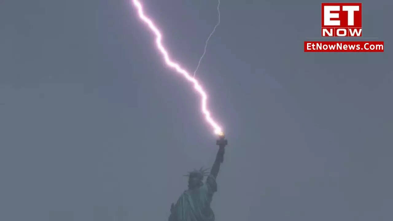 Lady Liberty Gets Zapped! NY photographer snags stunning visuals - News ...