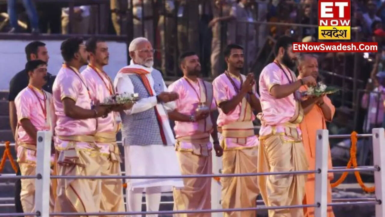 काशी में PM Modi! दशाश्वमेध घाट पर गंगा आरती के बाद प्रधानमंत्री मोदी ...