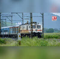 Train Running Late Today: 16 trains including Rajdhani, Duronto delayed ...