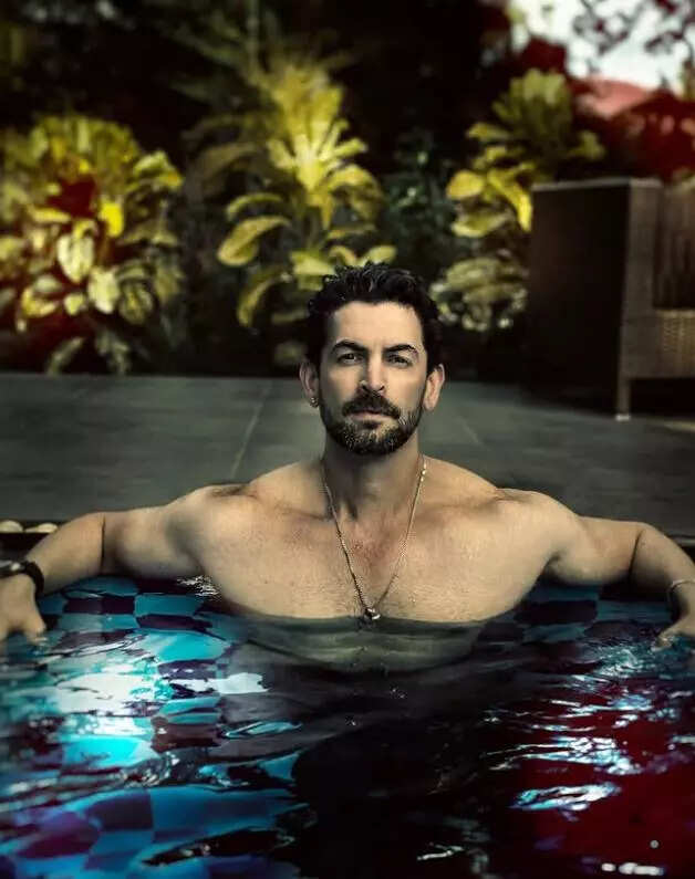 This actor debuted with 4 superstars, delivered 11 flops in 17 years ...