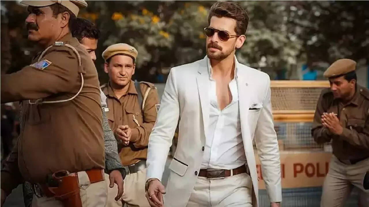 This actor debuted with 4 superstars, delivered 11 flops in 17 years, yet still earns crores ...