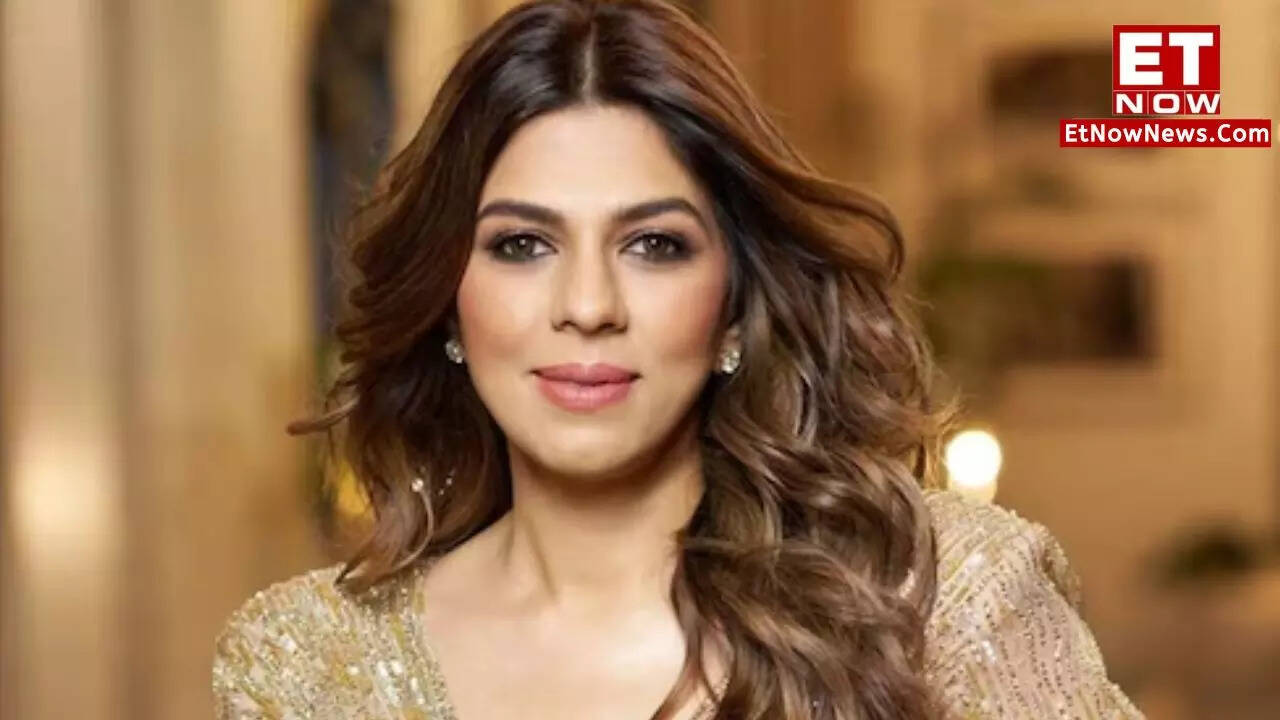 Meet Shah Rukh Khan's manager Pooja Dadlani- Her WHOPPING salary ...