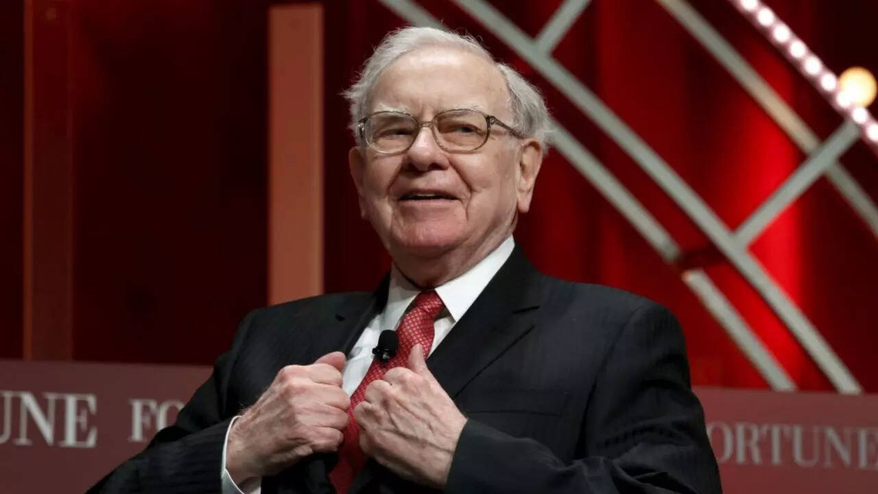Warren Buffet: Billionaire Warren Buffett drives THIS 10-year-old car ...