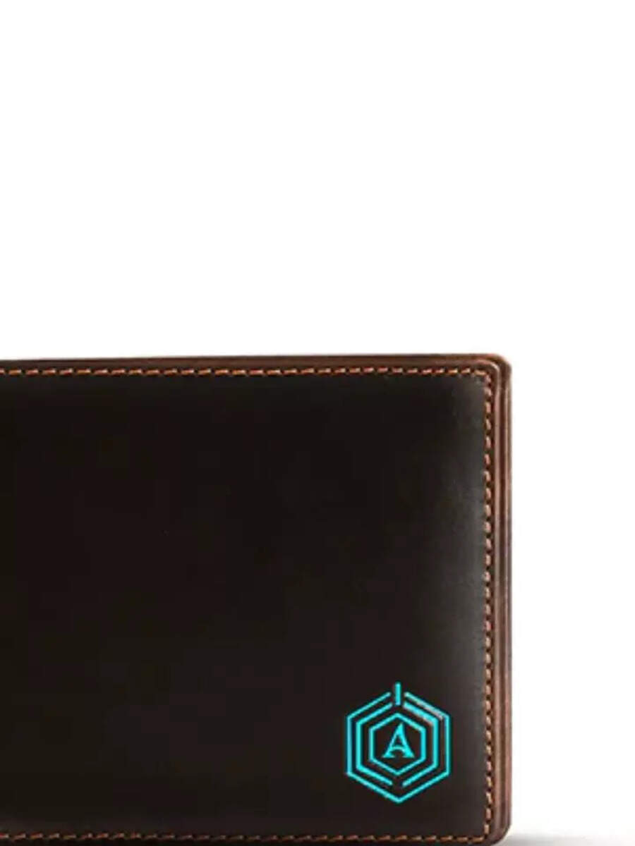 Arista Vault Wallet Bot Classic: Anti-theft alarm, built-in powerbank ...